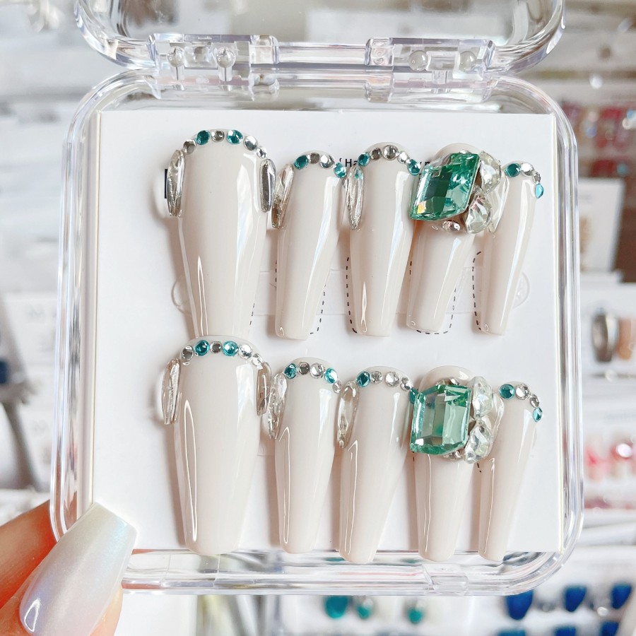 B059 Diamond Sapphire Pure White Nails | Cazaar